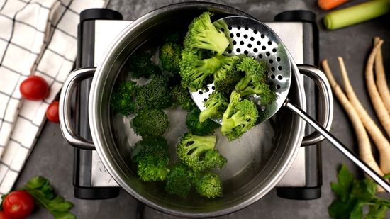 Can I boil different vegetables together?