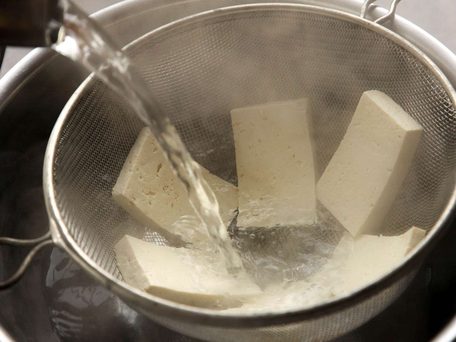 Can I put tofu in hot water?