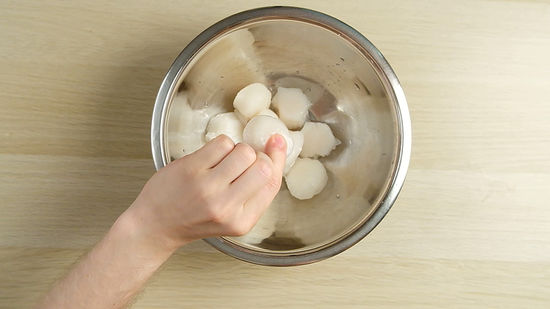 Can I thaw scallops in cold water?