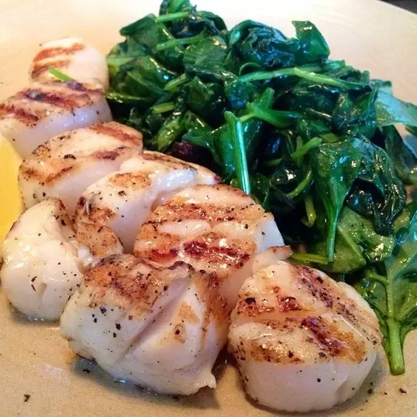 Can scallops be eaten medium rare?