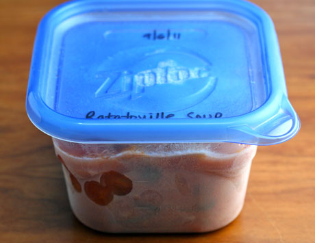 Can soup be frozen in plastic containers?