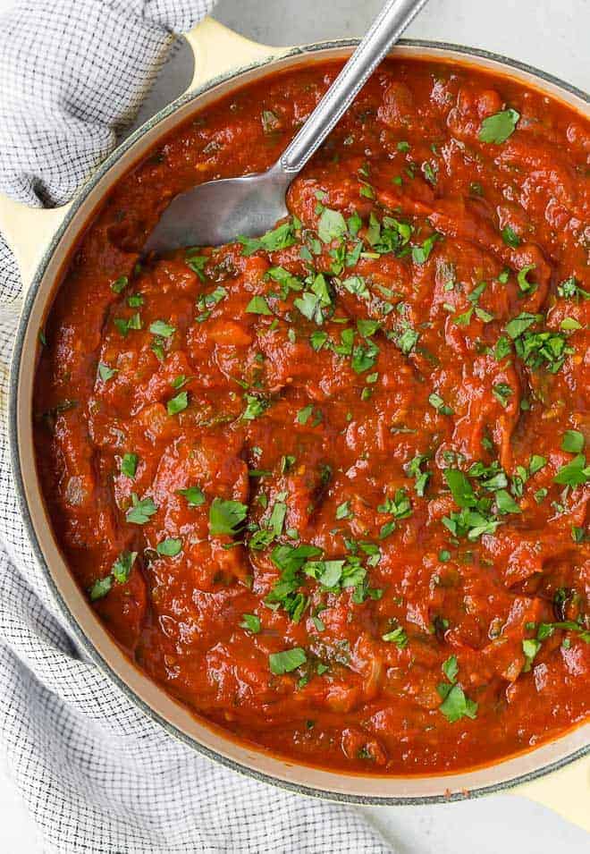 Can you add fresh parsley to spaghetti sauce?