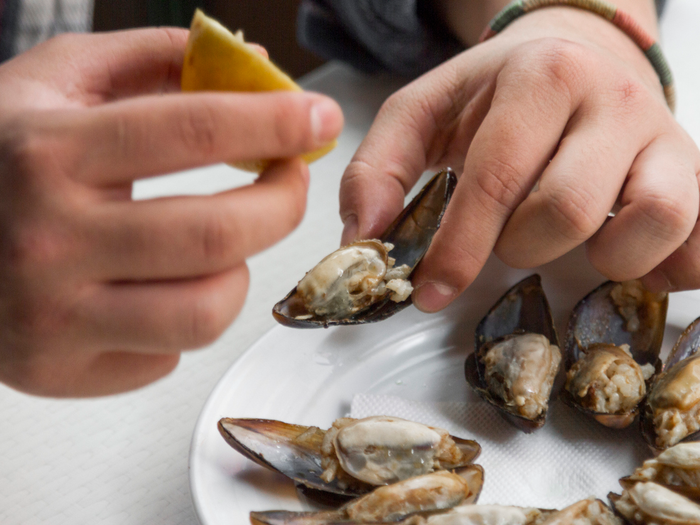 Can you eat mussel shells?