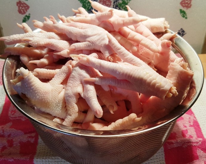 Can you make broth with animal feet?