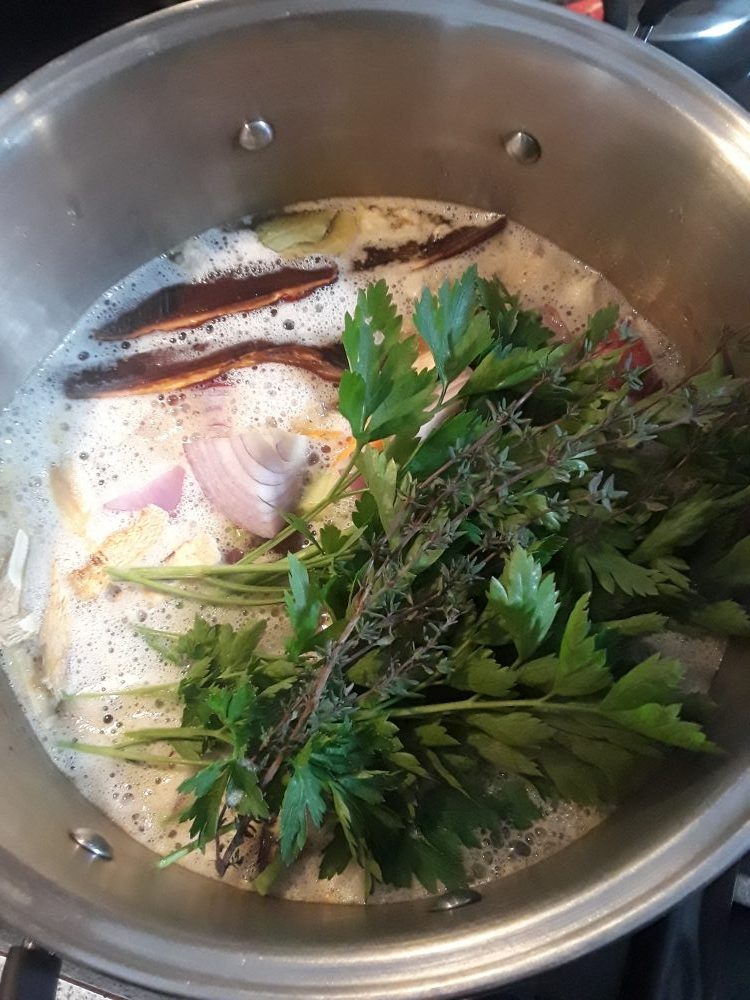 Can you use dried herbs in bone broth?