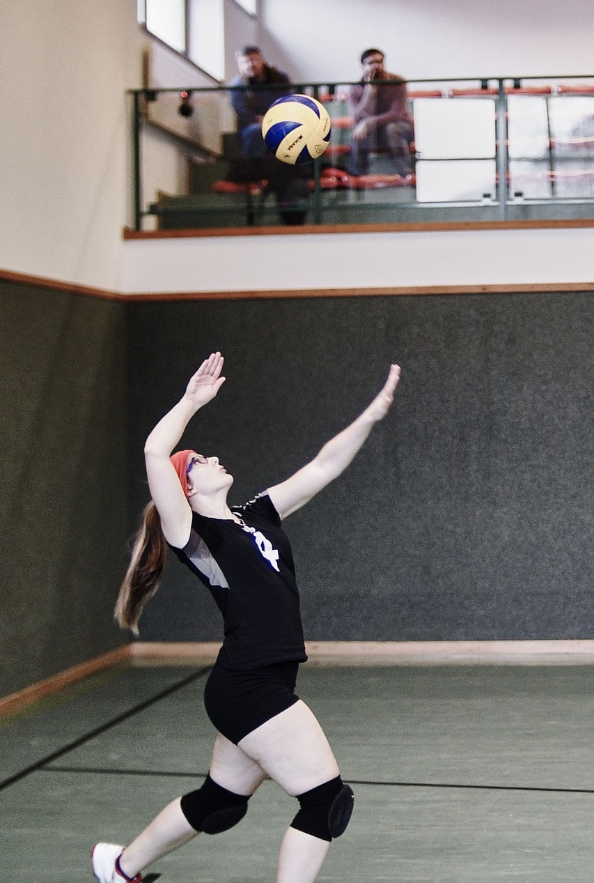 Can you wear sweatpants while playing volleyball?
