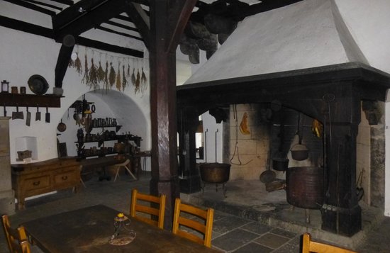 Did medieval castles have kitchens?