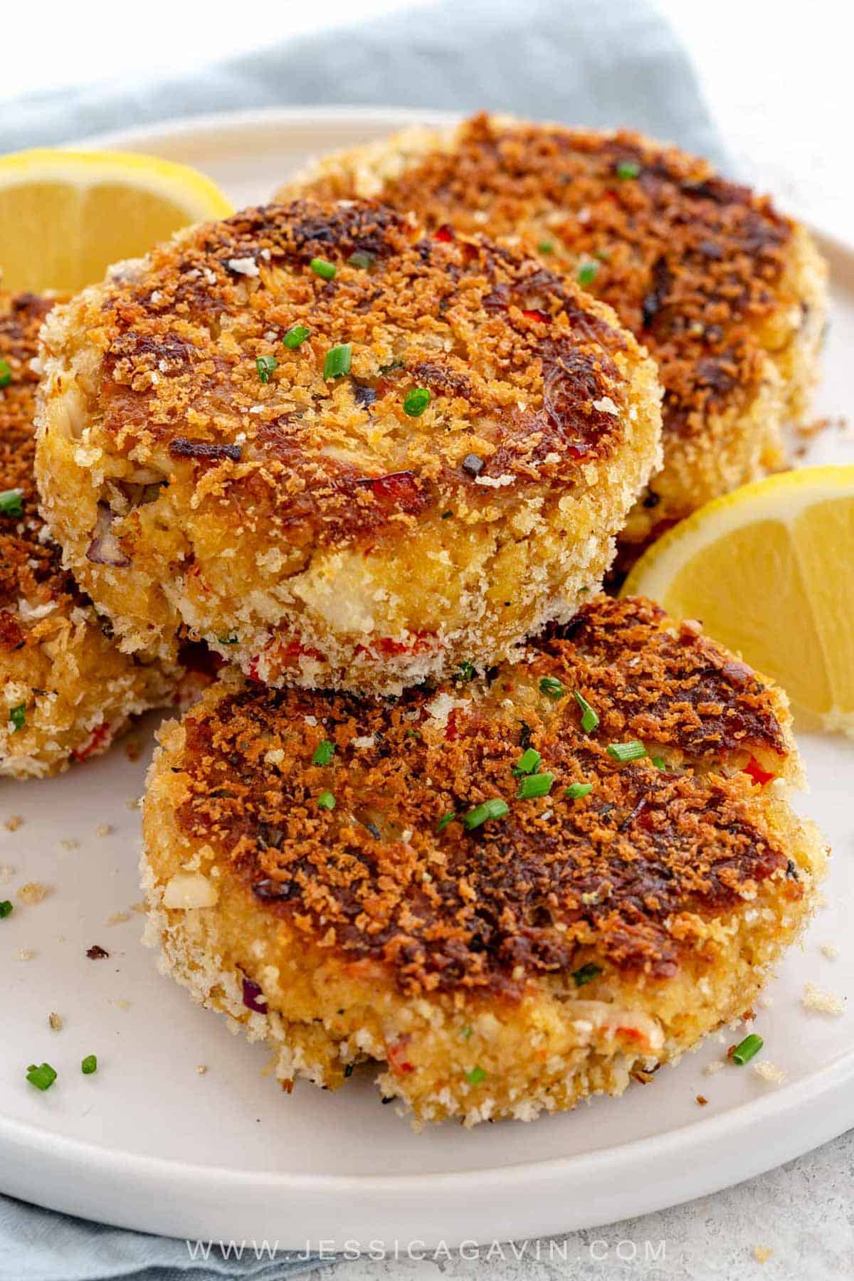 Do crab cakes need breadcrumbs?