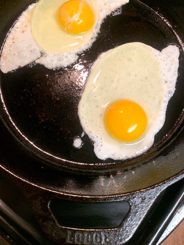 Do eggs taste better on cast iron?