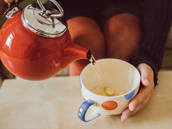 Do hot drinks help sore throat?