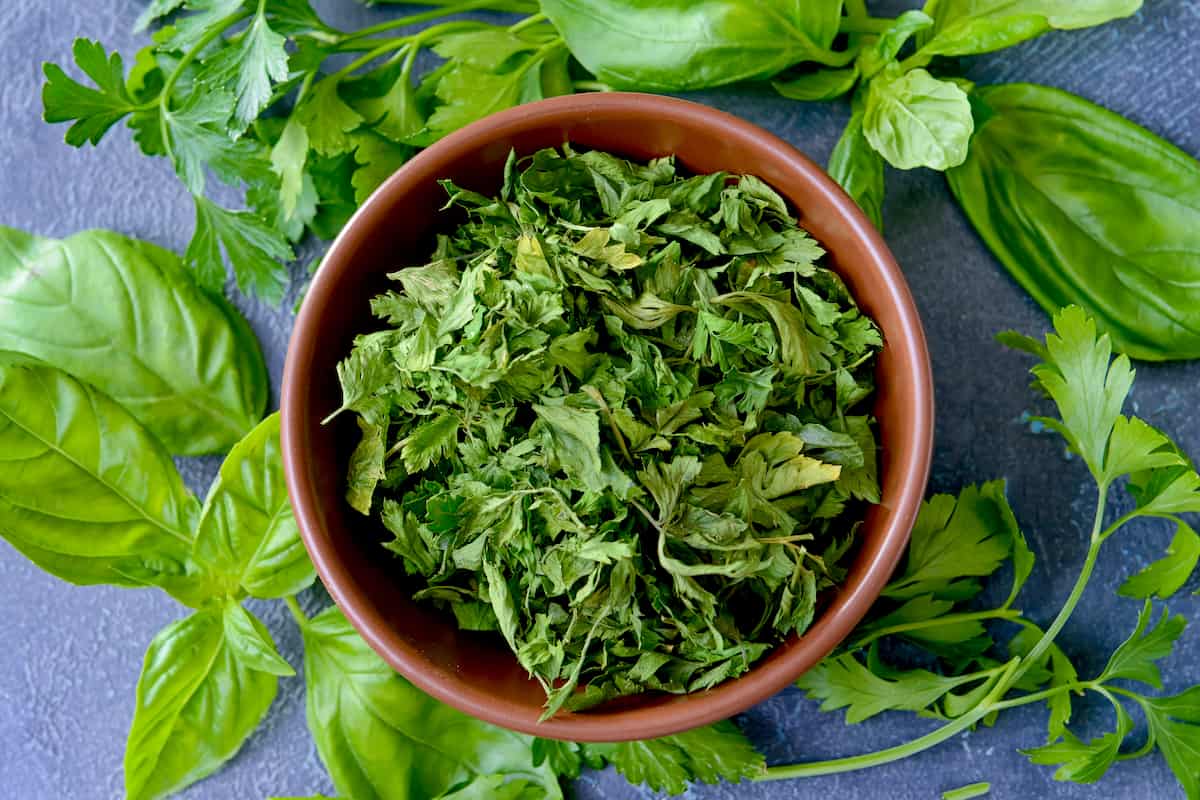 Do parsley and basil taste the same?