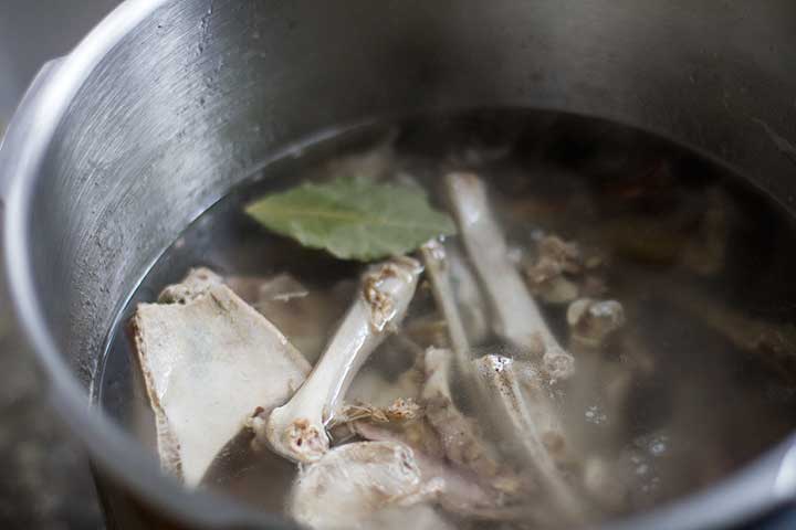 Does bone broth Dissolve chicken bones?