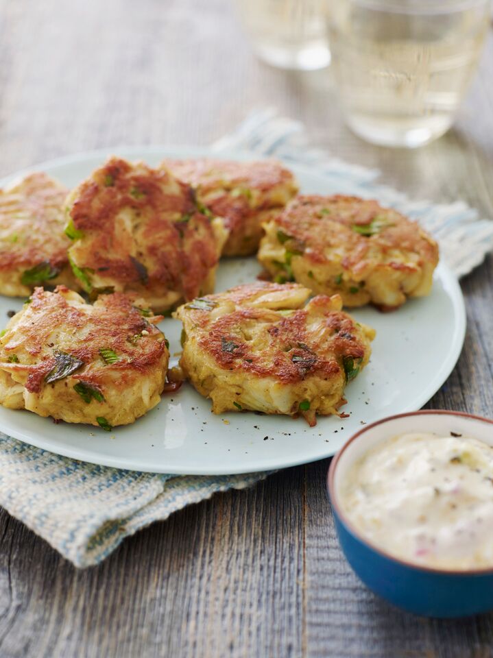 How are crab cakes prepared?