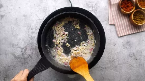 How do you cook curry sauce in a pan?