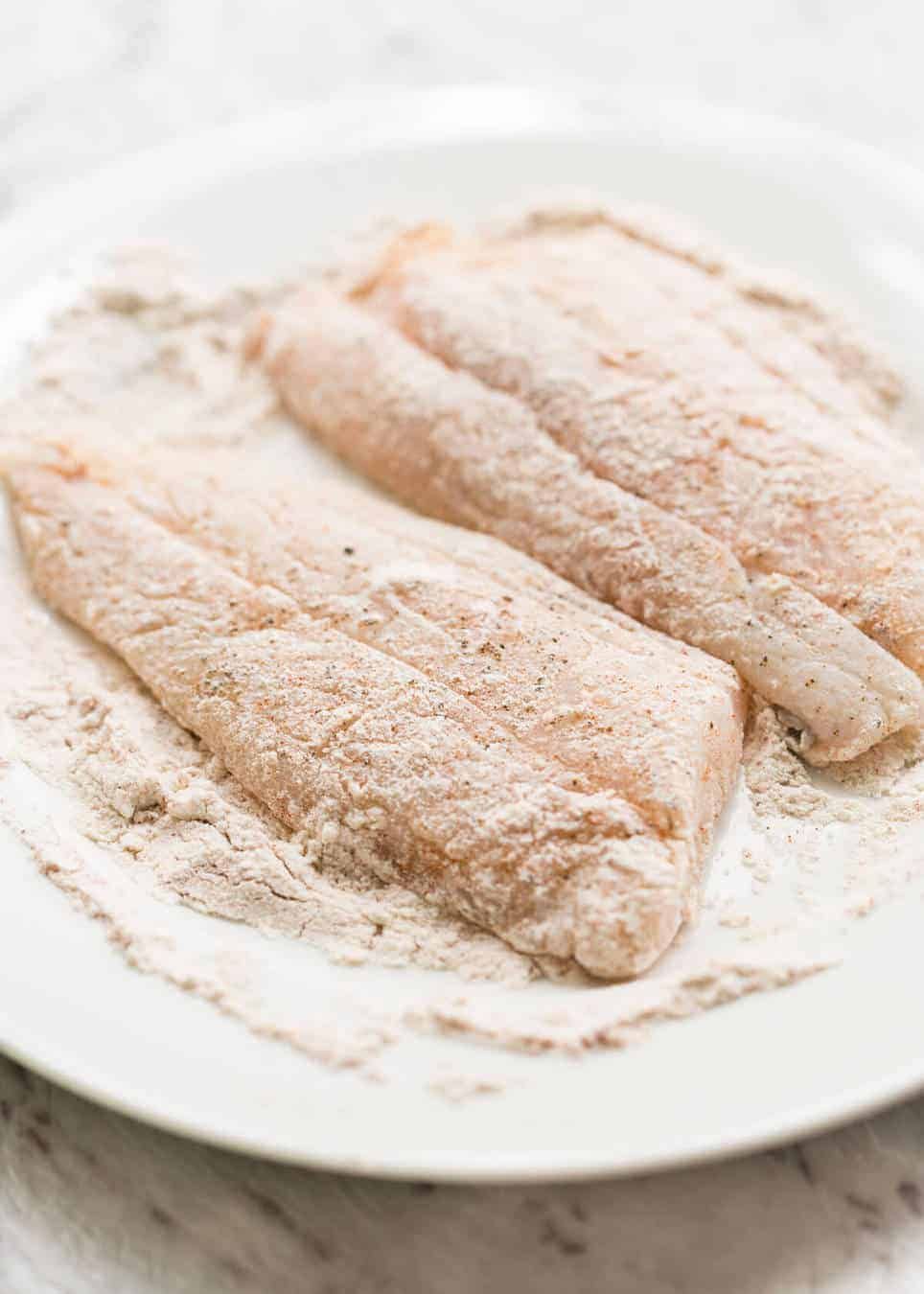 How do you cook fish in a pan with flour?