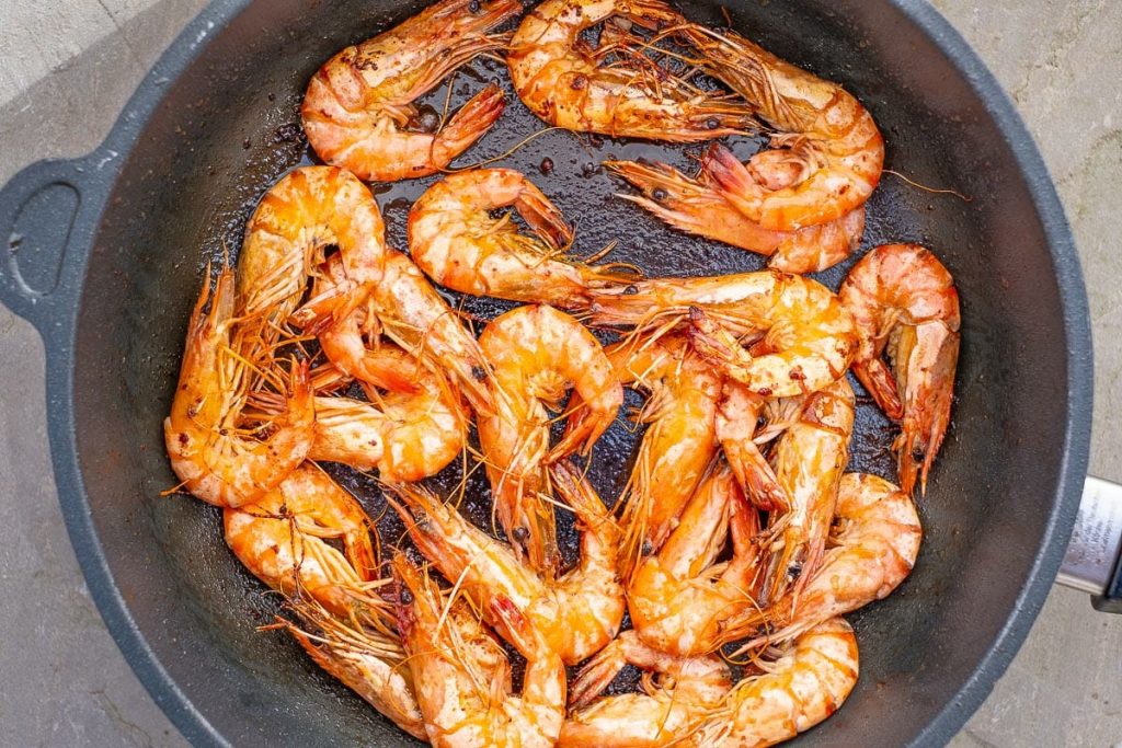 How do you cook prawns in a pan?