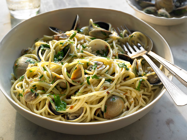 How do you eat clams in pasta?