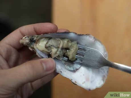 How do you eat oysters for the first time?