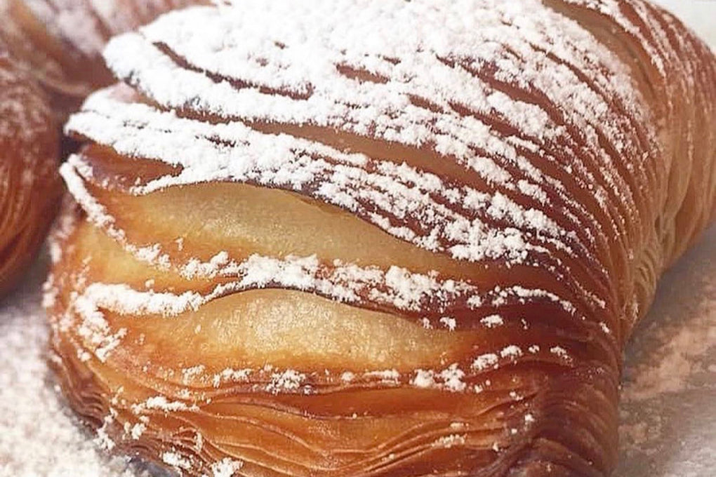 How do you eat sfogliatelle?