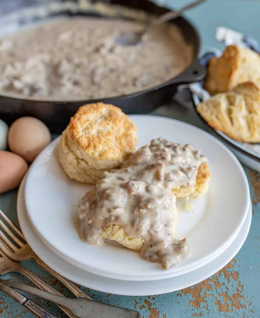 How do you make gravy for biscuits?