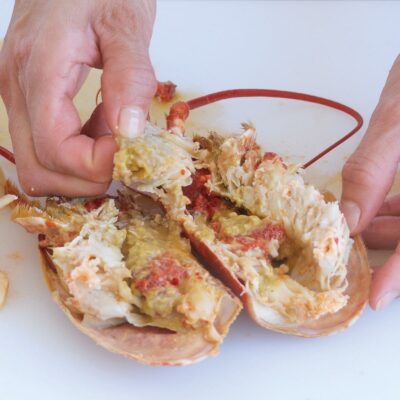 How do you remove a lobster head sac?