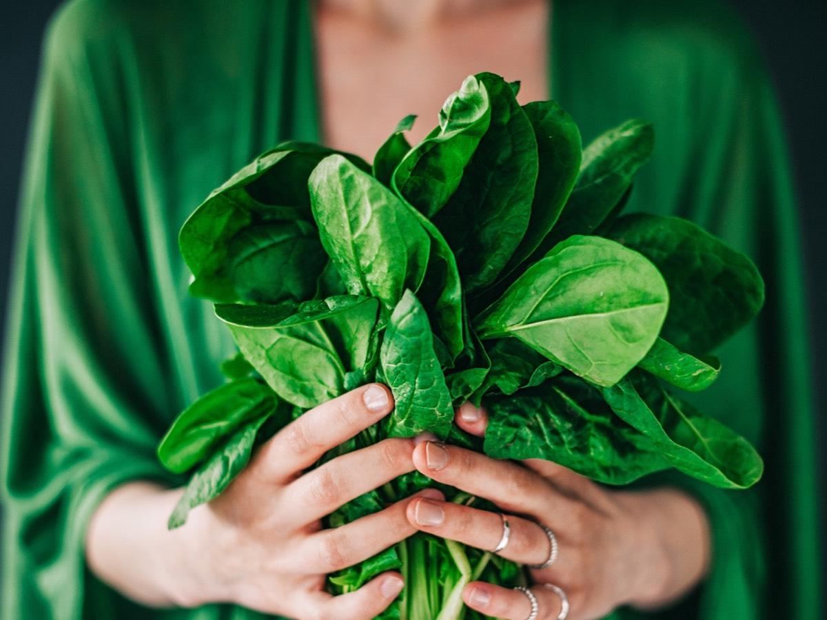 How does spinach clear your skin?