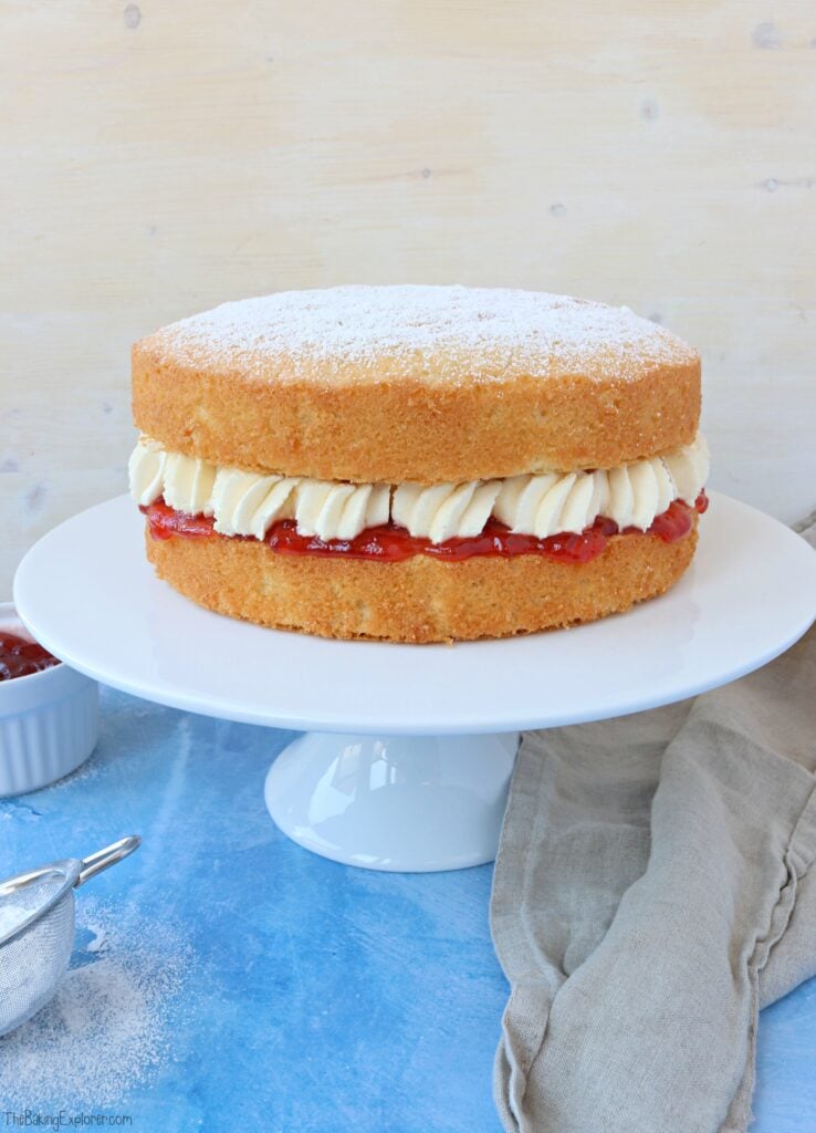 How long does a homemade Victoria sponge cake last?