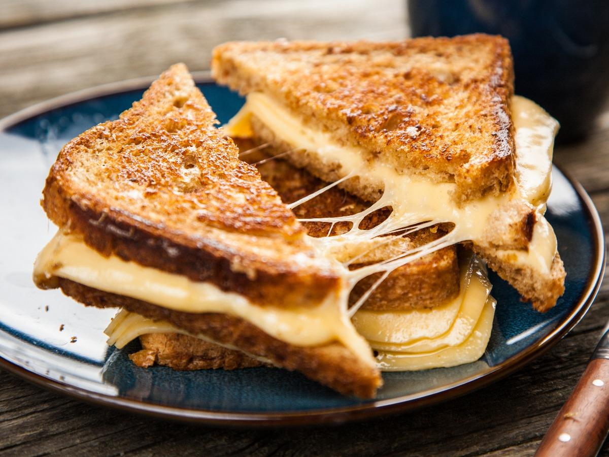 How many calories are in 2 grilled cheese sandwiches?