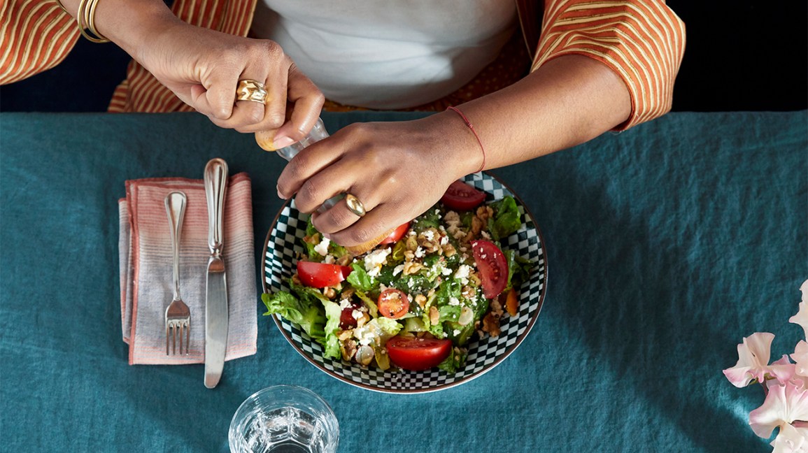 How many calories do croutons add to a salad?