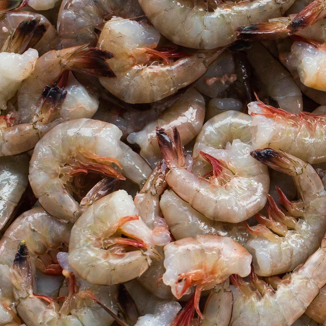 Is it better to buy raw or cooked prawns?