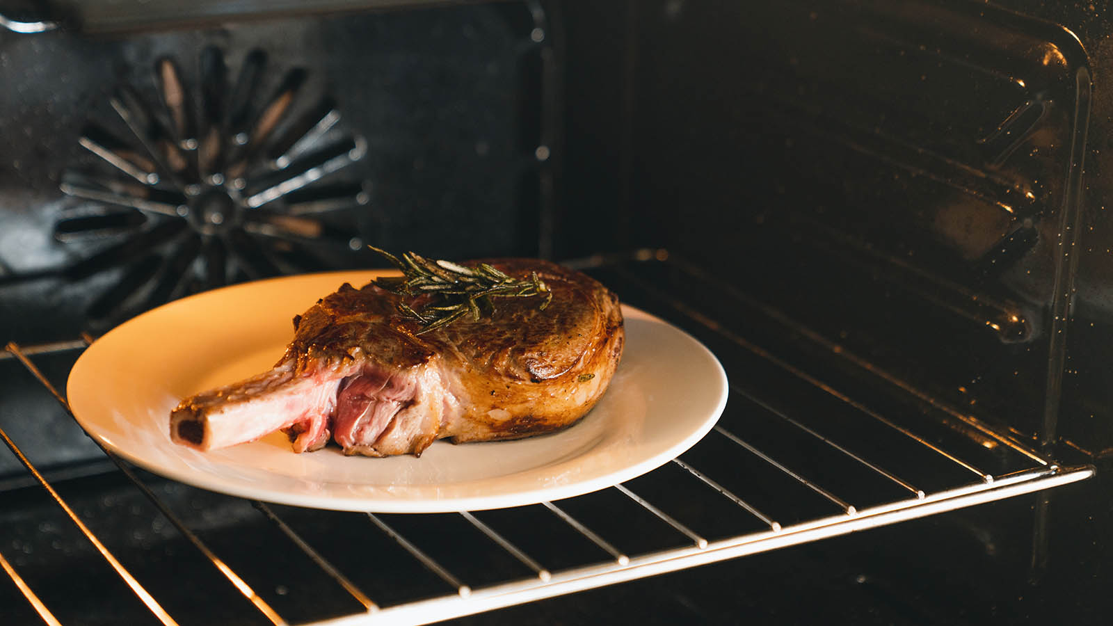 Is it better to cook steak in the oven or fridge?