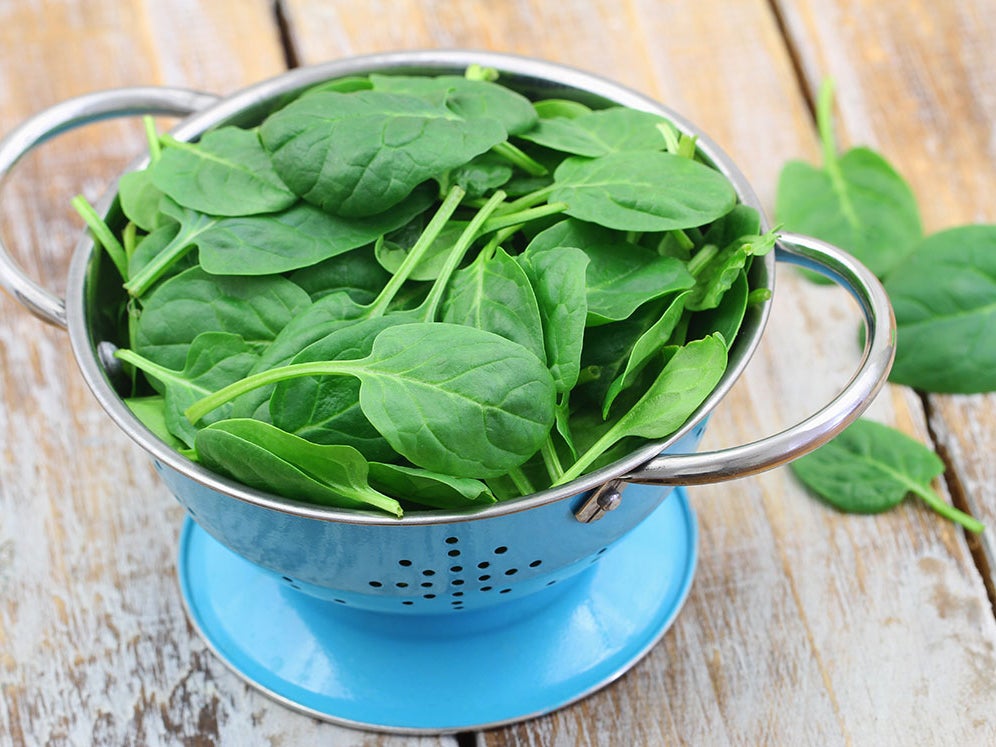 Is it unhealthy to eat raw spinach?
