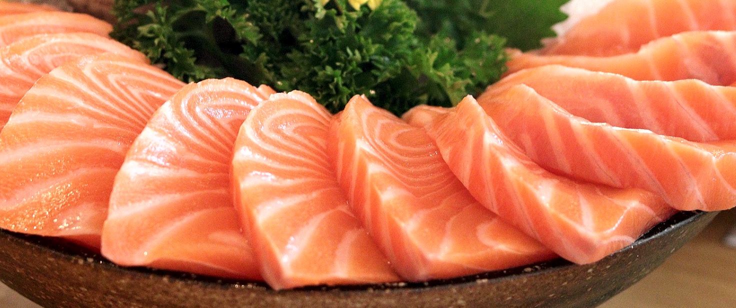 Is salmon or chicken higher in calories?