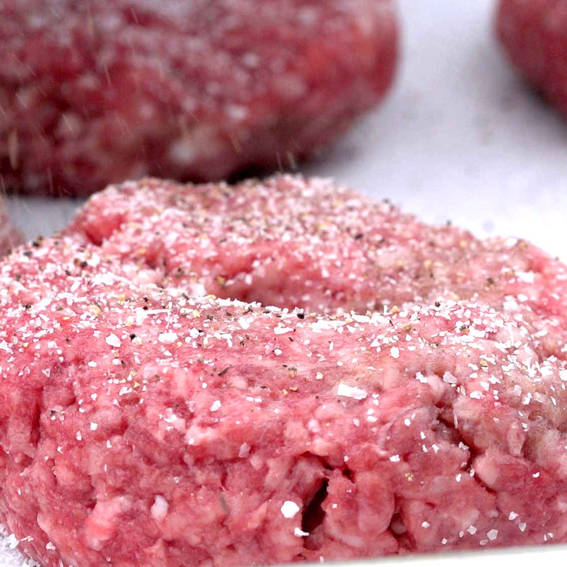 Should burgers be salted before cooking?