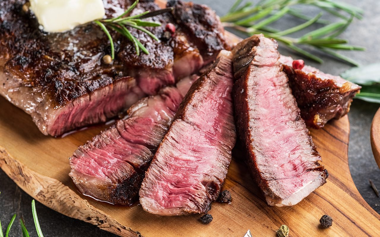 Should you slice steak before cooking?