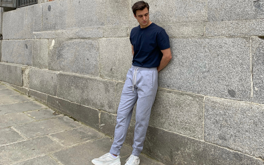 What Colour do grey joggers go with?