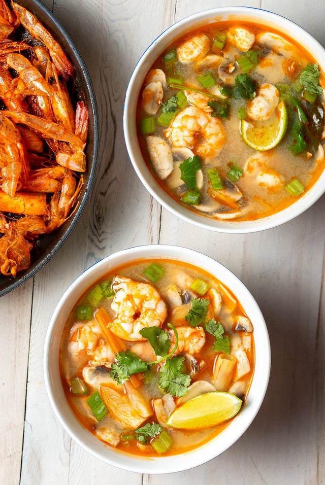 What does tom yum soup taste like?