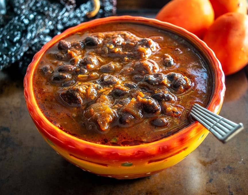 What does traditional chili have in it?