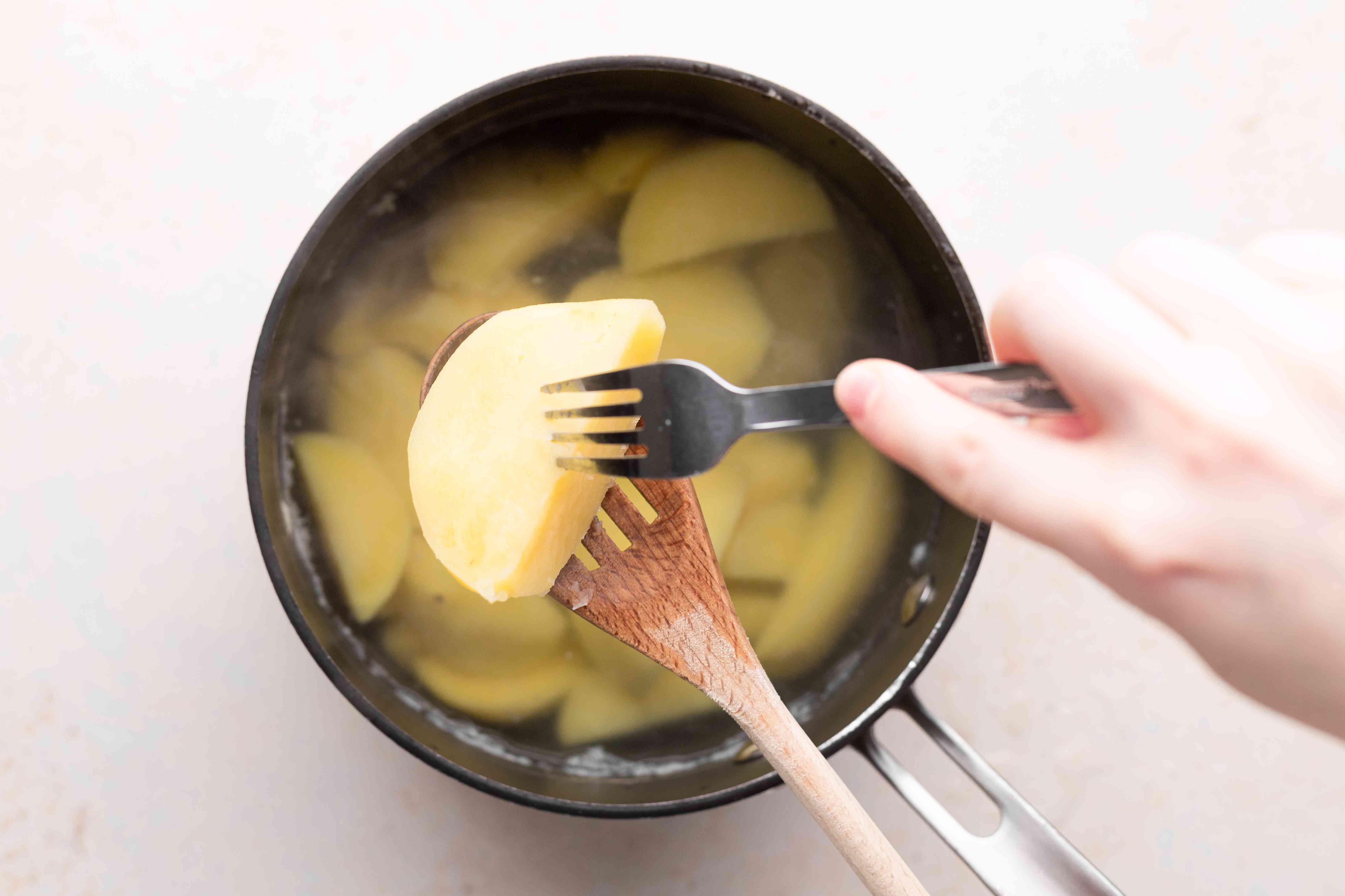What is the best way to boil potatoes for mashed potatoes?