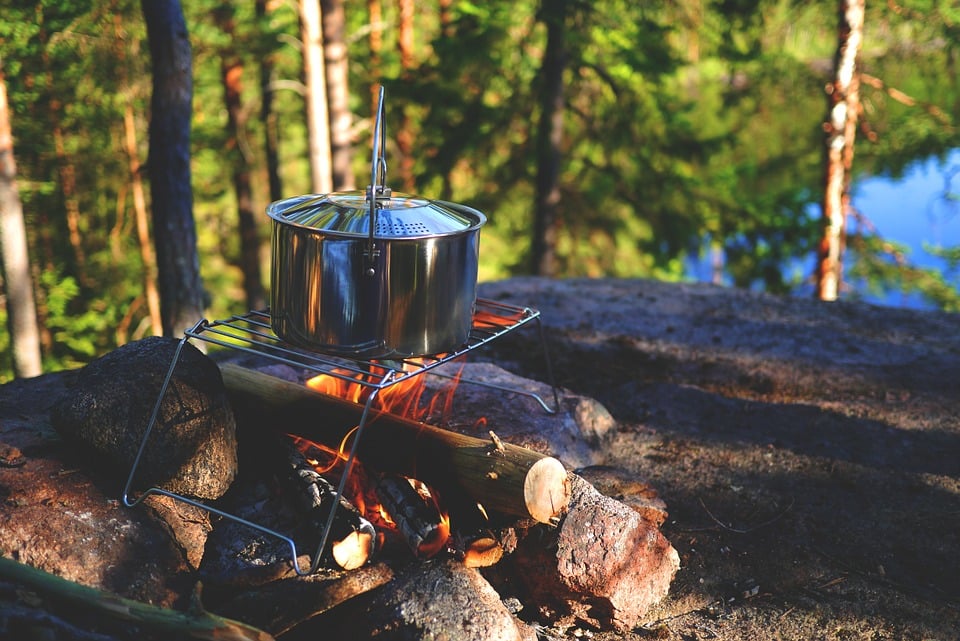 What is the best wood for campfire cooking?