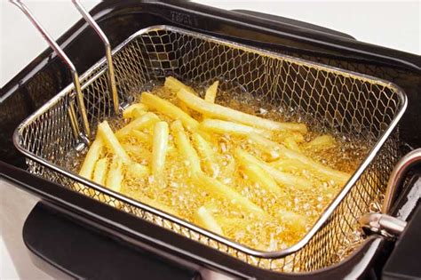 What is the correct temperature for deep frying vegetables?
