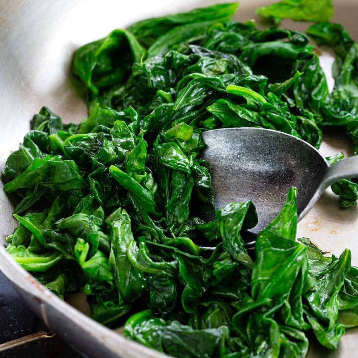 What is the healthiest way to prepare spinach?